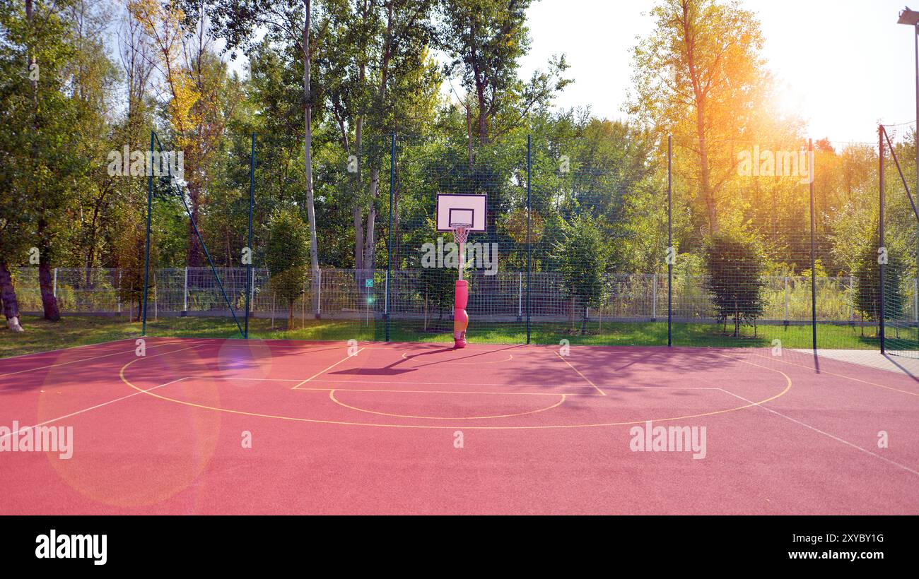 School team basketball outside hi-res stock photography and images - Alamy