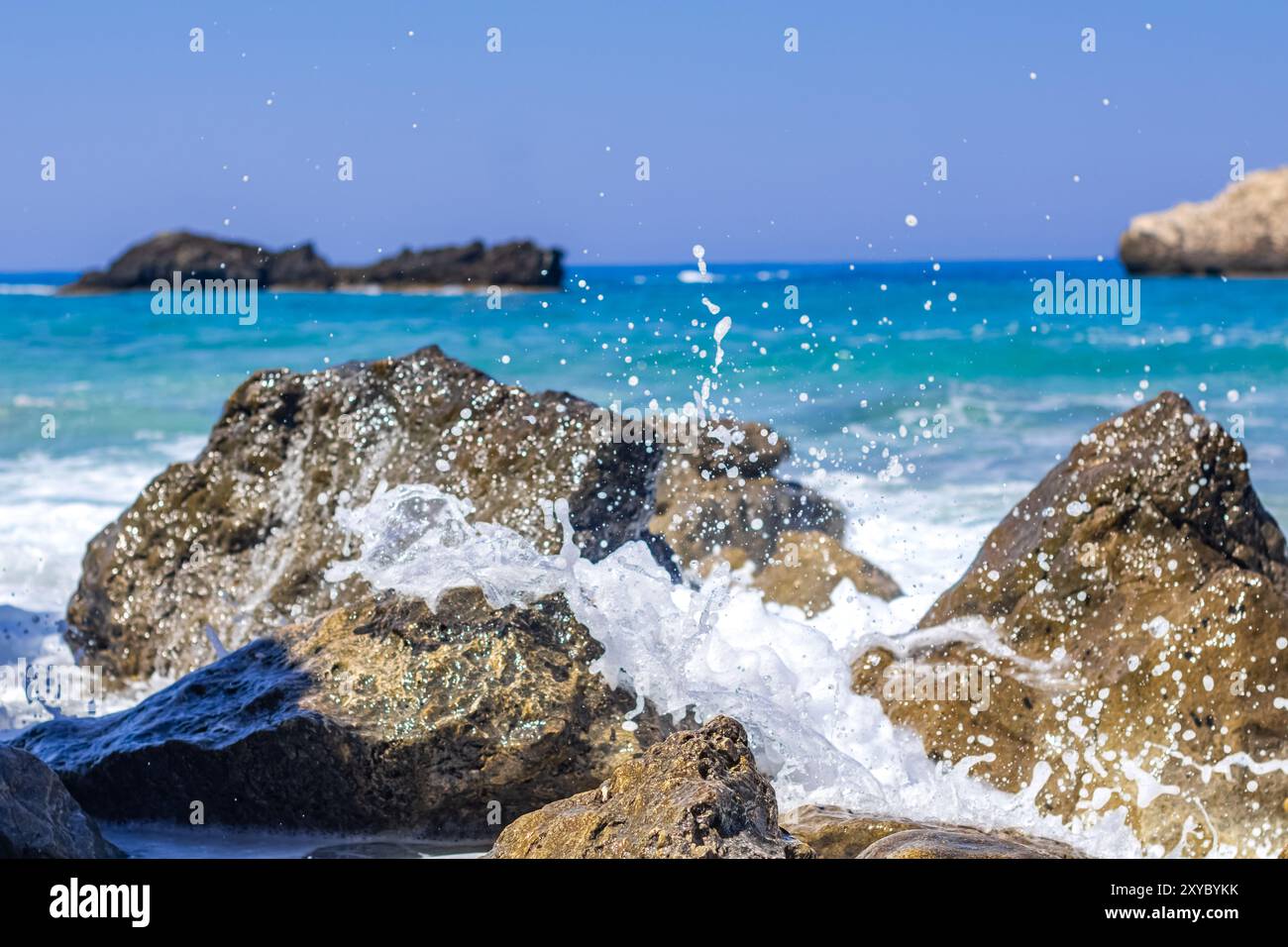 Splash of waves hi-res stock photography and images - Alamy
