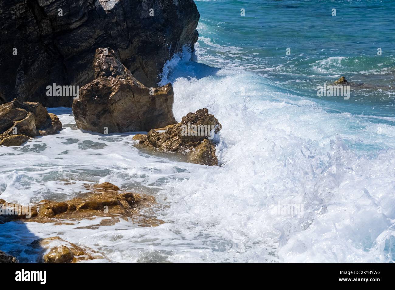 Splash of waves hi-res stock photography and images - Alamy