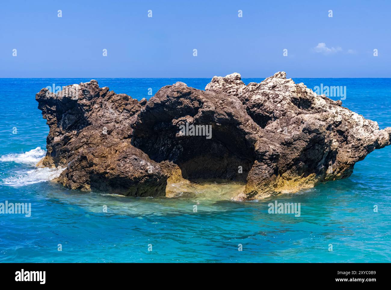 Big wave splash cliffs hi-res stock photography and images - Alamy