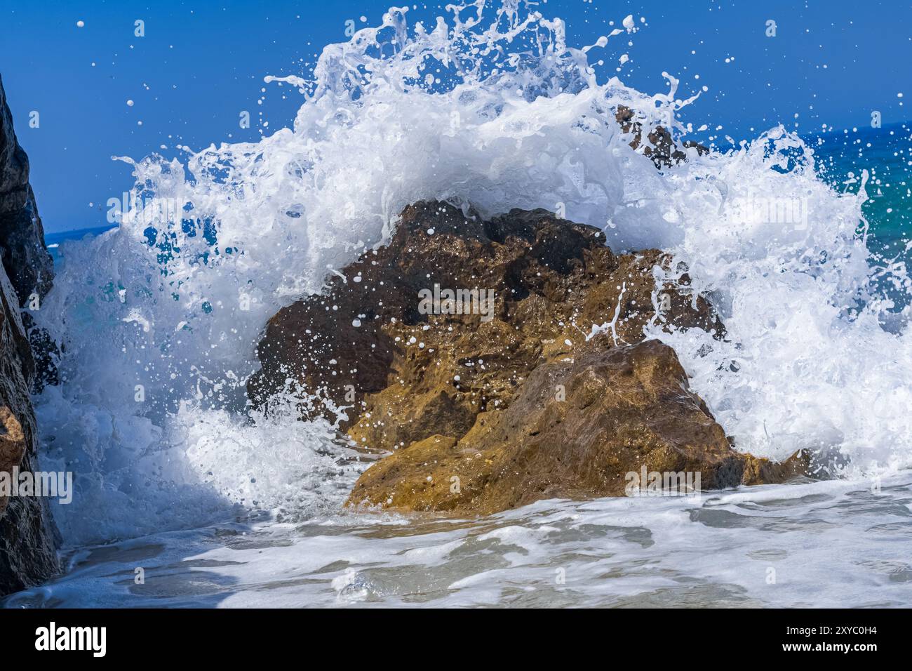 Splashing waves coastal rocks hi-res stock photography and images - Alamy