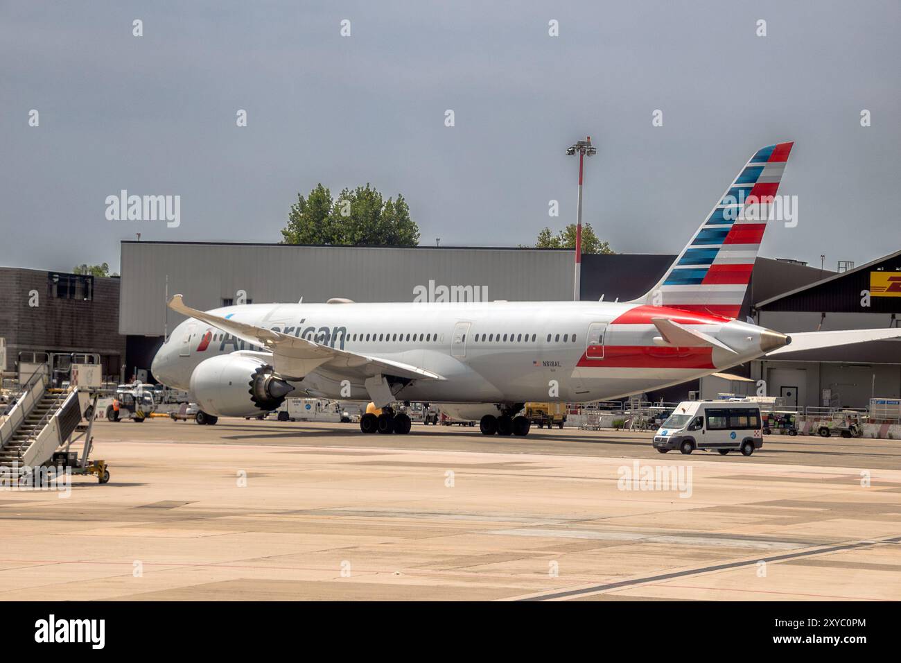 On tarmac naples airport hi-res stock photography and images - Alamy