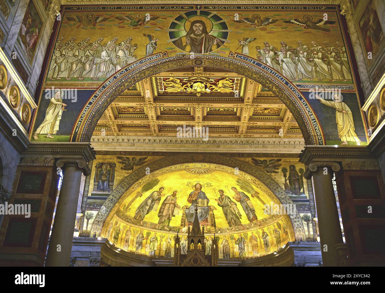 View of triumphal arch and apse hi-res stock photography and images - Alamy