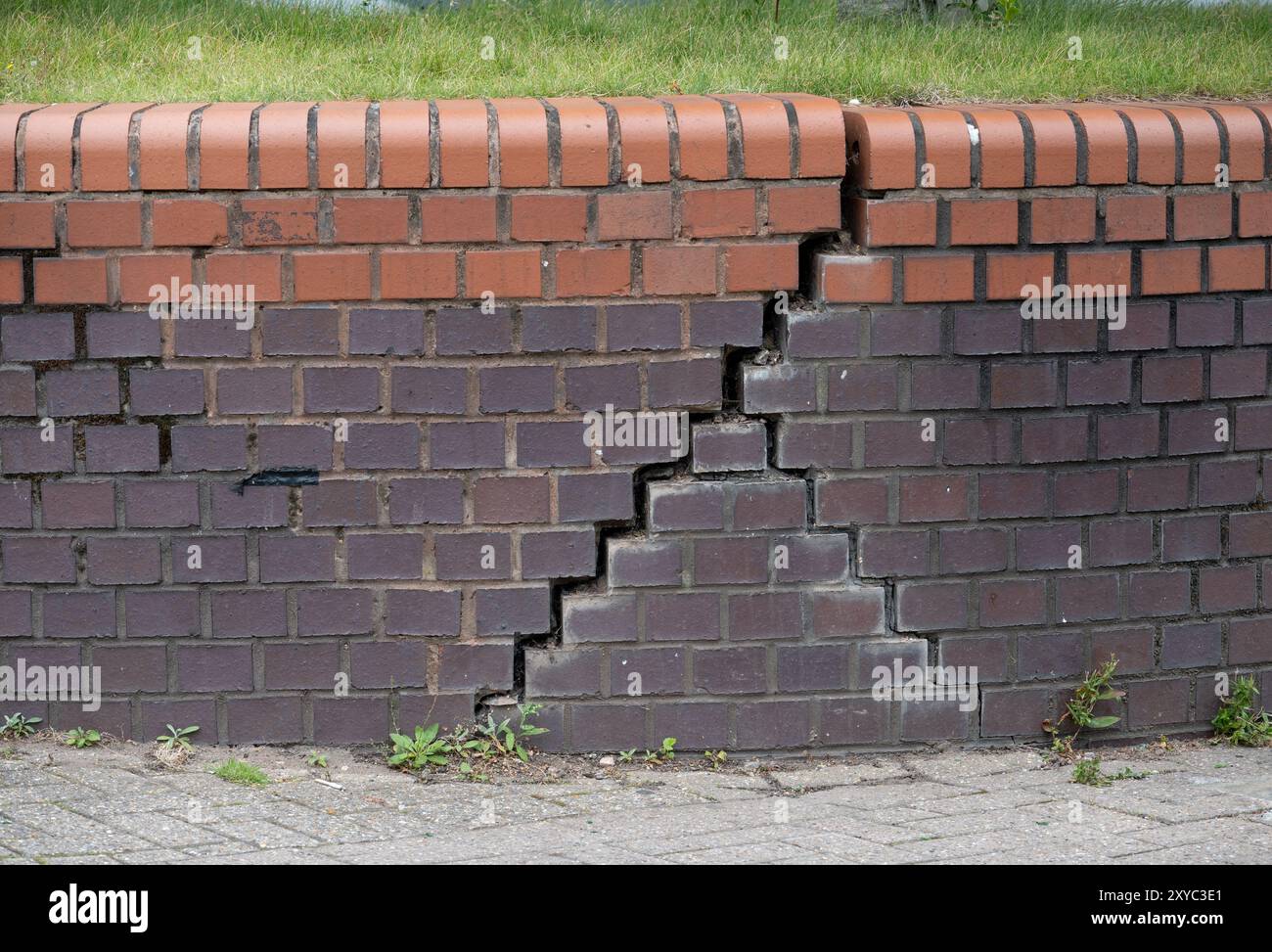 Cracked brickwork, UK Stock Photo - Alamy