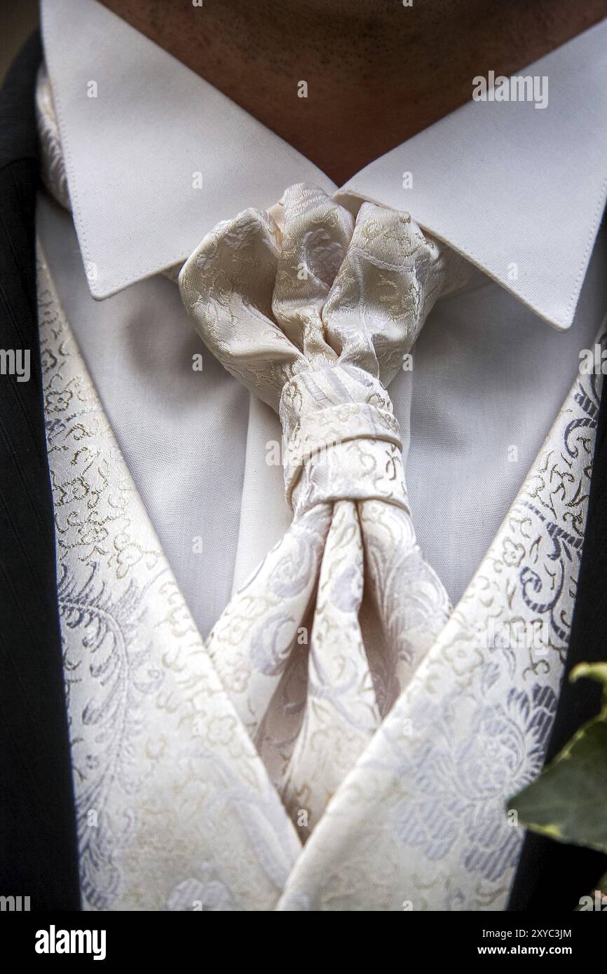 Tie on a grooms suit Stock Photo - Alamy