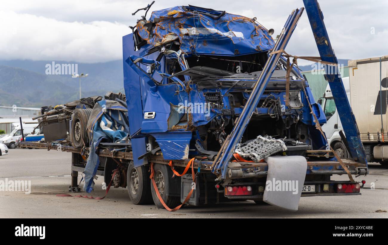Towing blue articulated trailer hi-res stock photography and images - Alamy