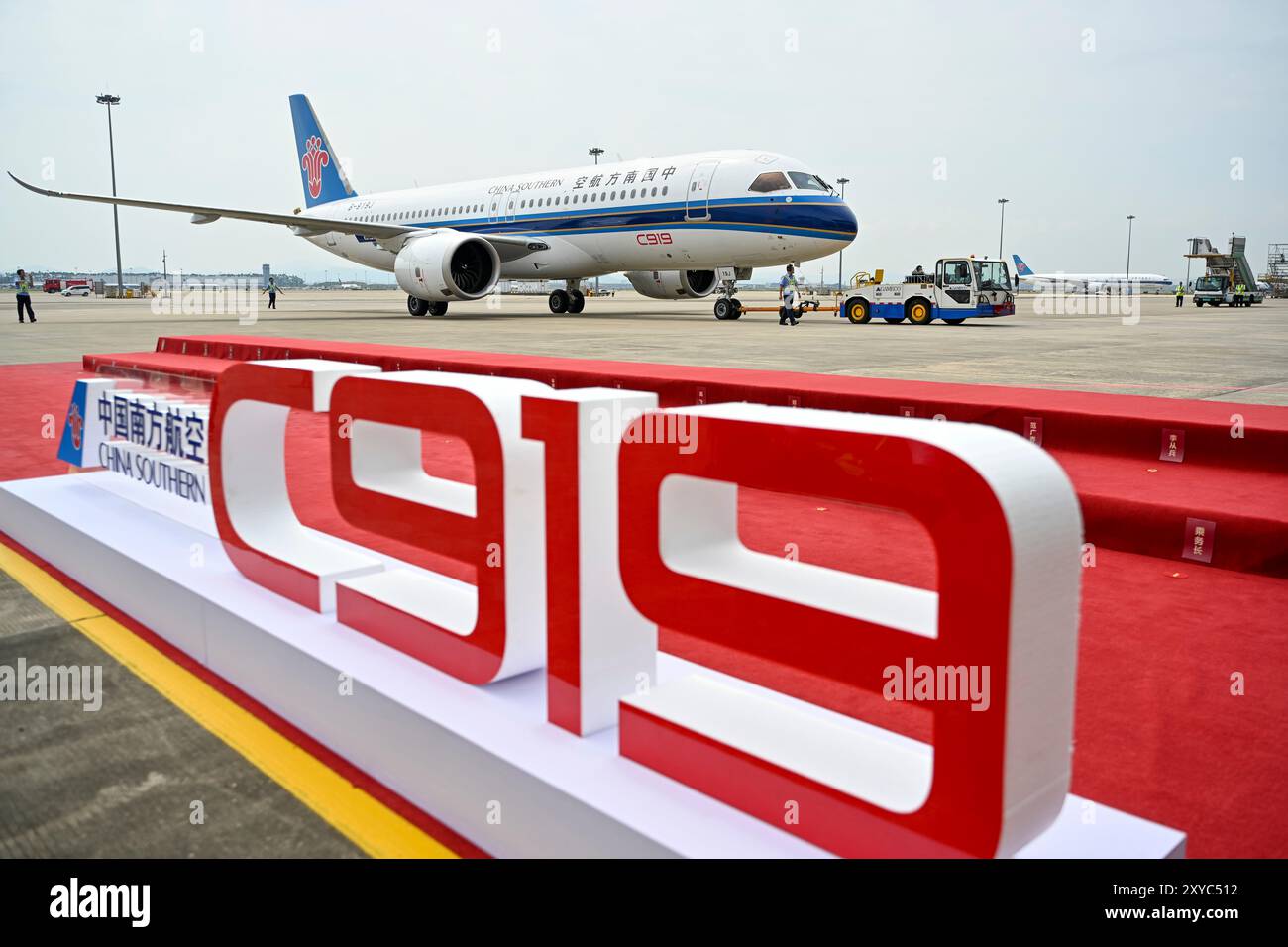 The picture shows the C919 passenger plane sliding into the parking ...