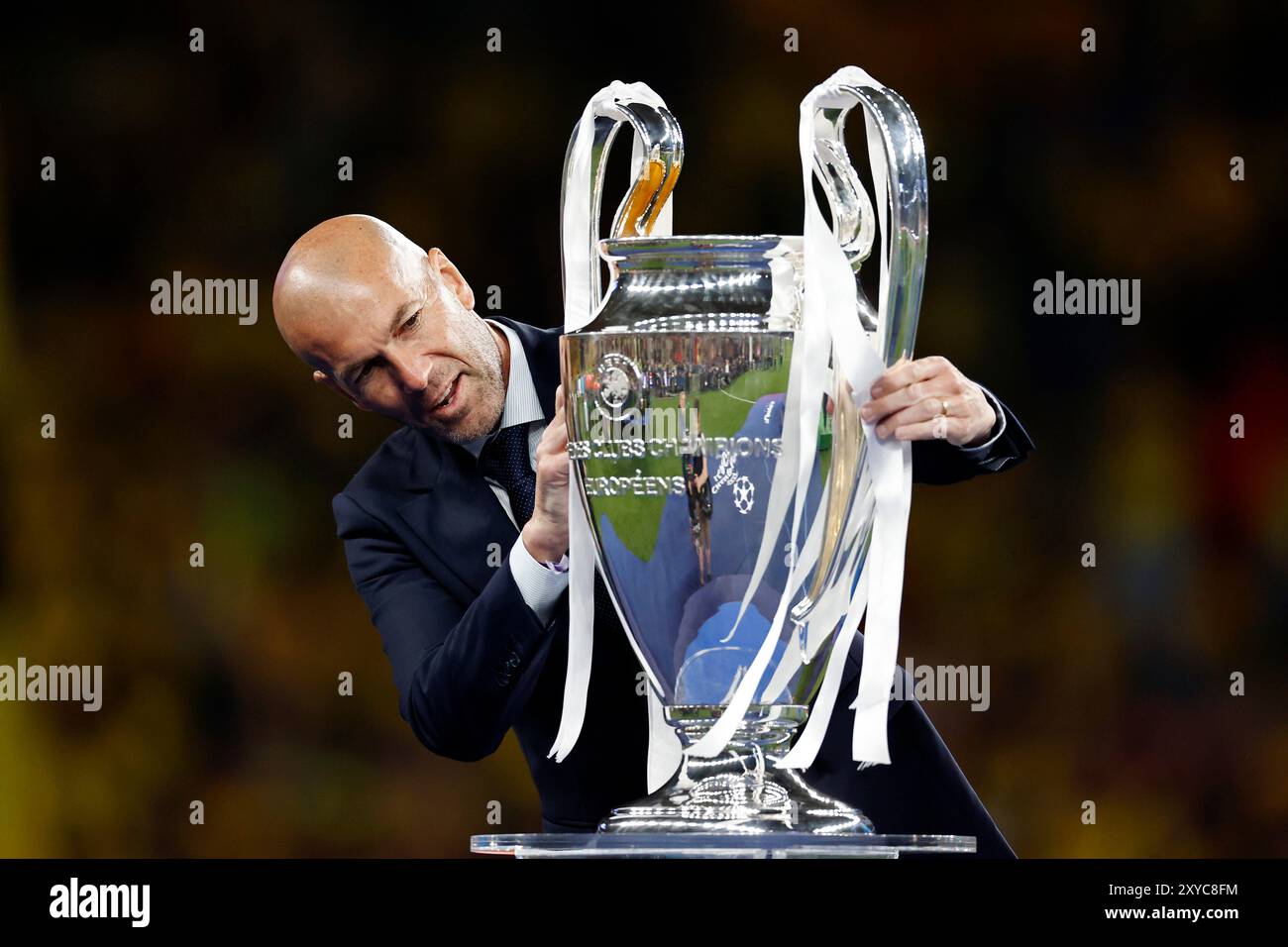 LONDON - Zinedine Zidane with UEFA Champions League trophy, Coupe des ...