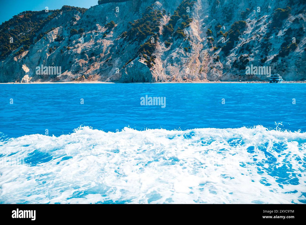 Boat side wave hi-res stock photography and images - Alamy
