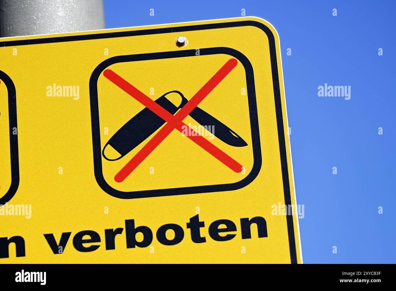 Waffenverbotsschild mit durchgestrichenem Messersymbol am Hauptbahnhof ...