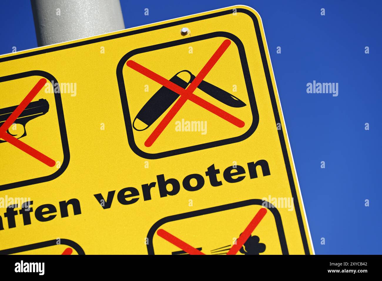 Waffenverbotsschild mit durchgestrichenem Messersymbol am Hauptbahnhof ...