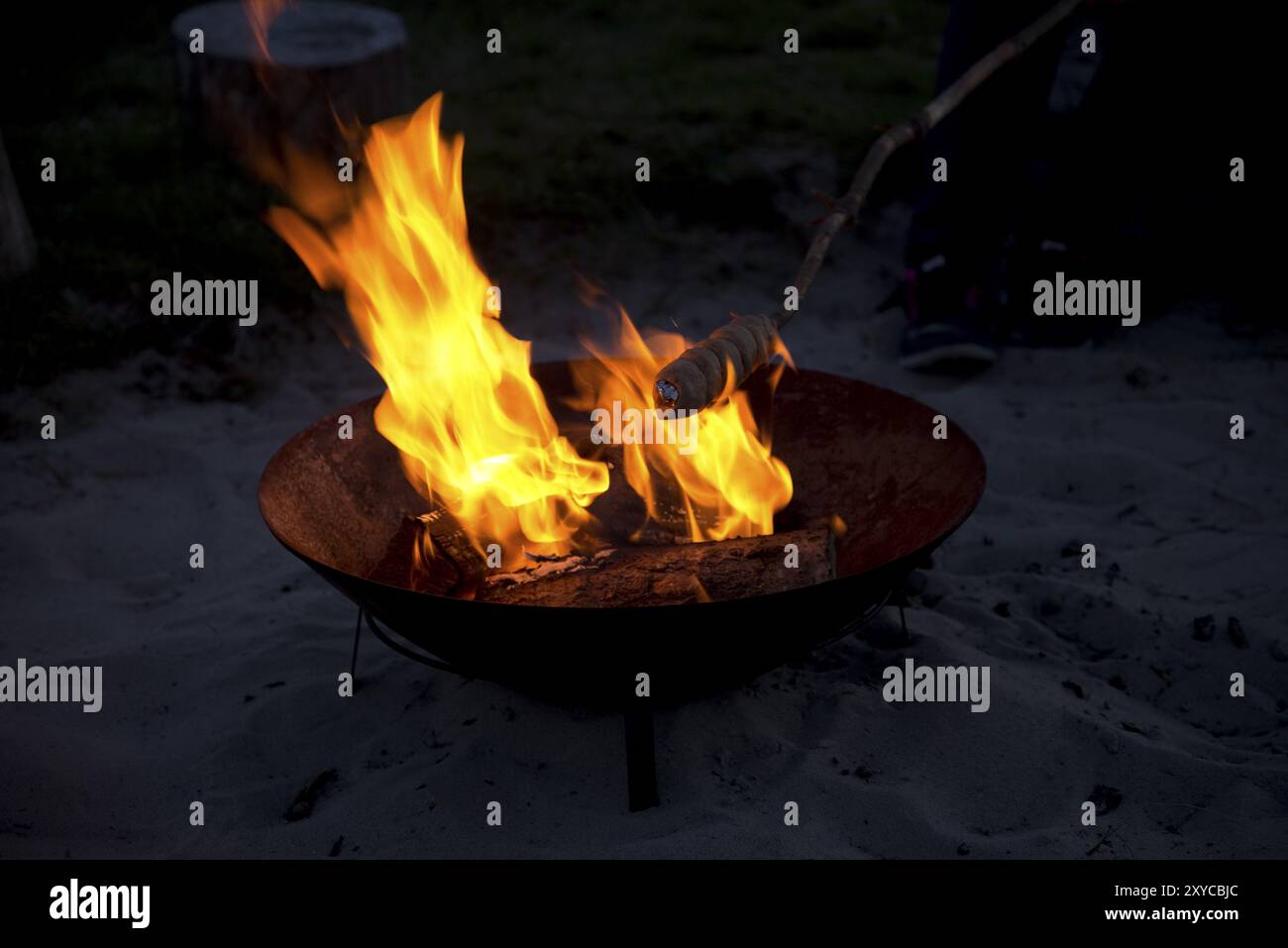 Campfire meals hi-res stock photography and images - Alamy