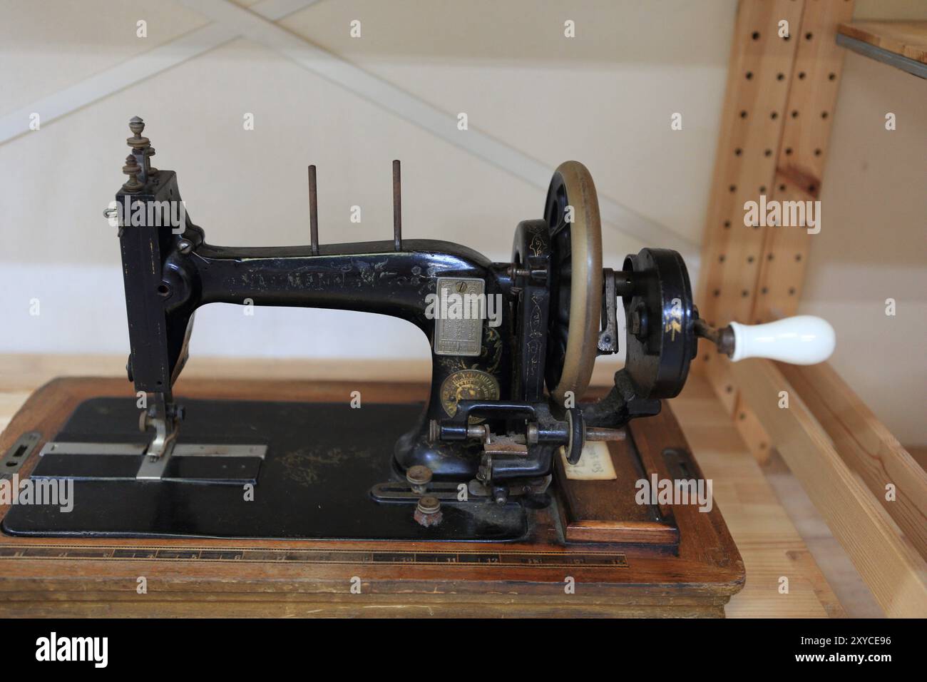 Black singer sewing machine hi-res stock photography and images - Alamy