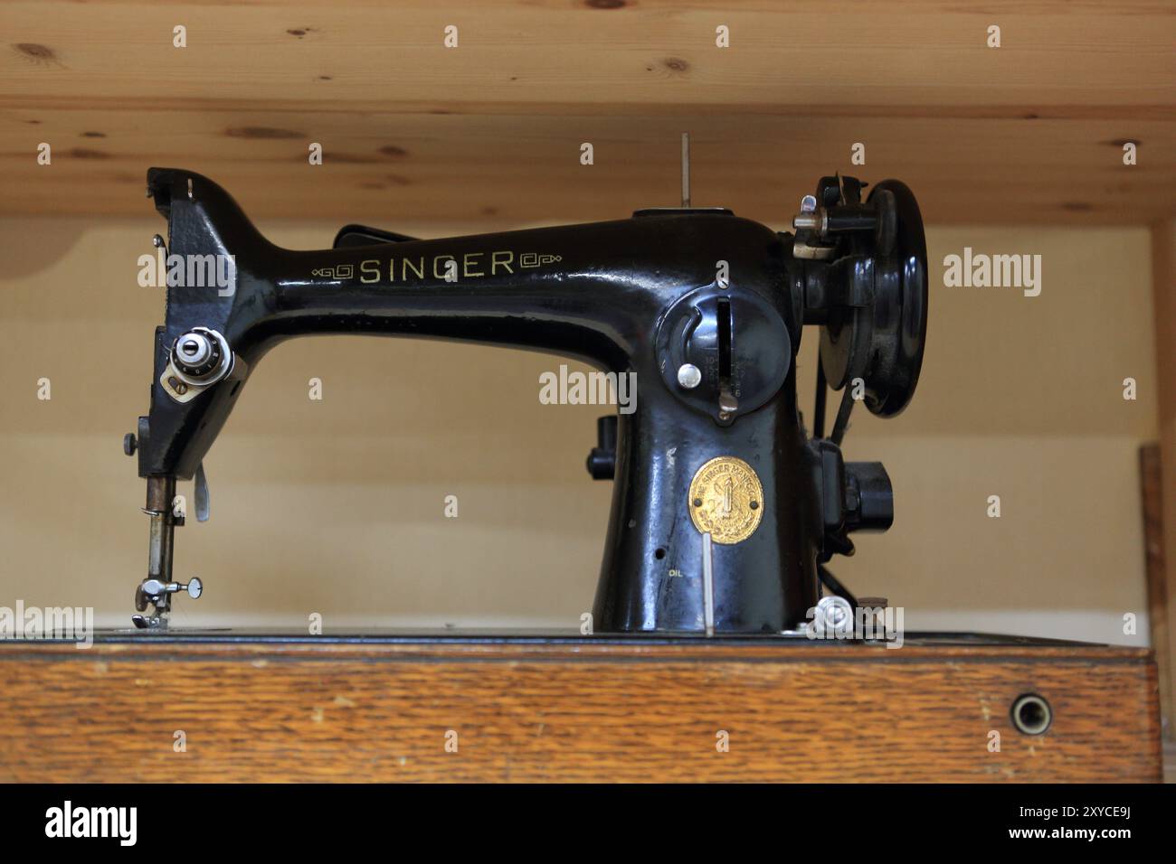 Black singer sewing machine hi-res stock photography and images - Alamy