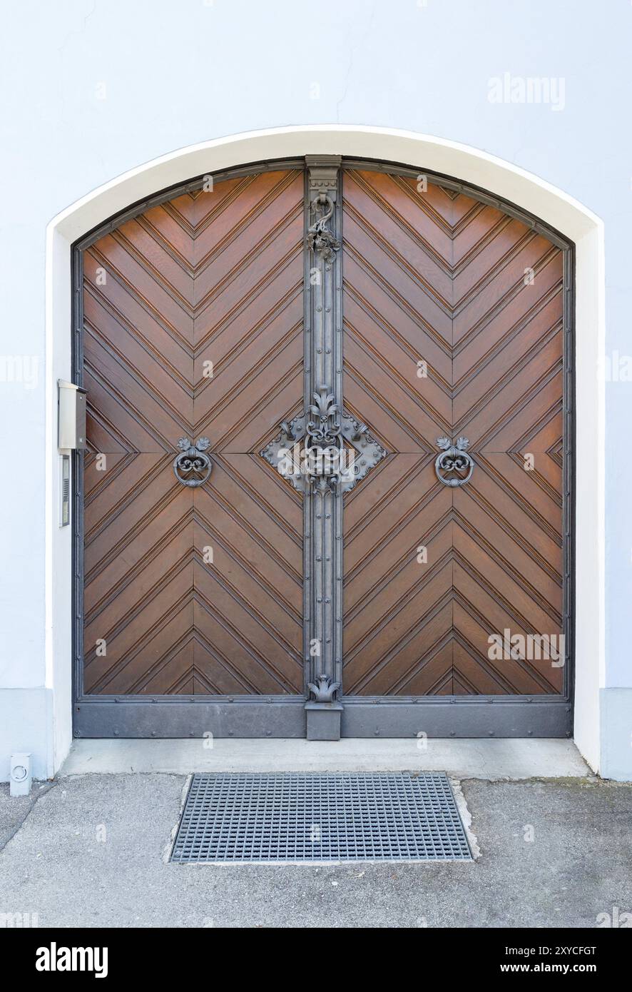 Open driveway gates hi-res stock photography and images - Alamy