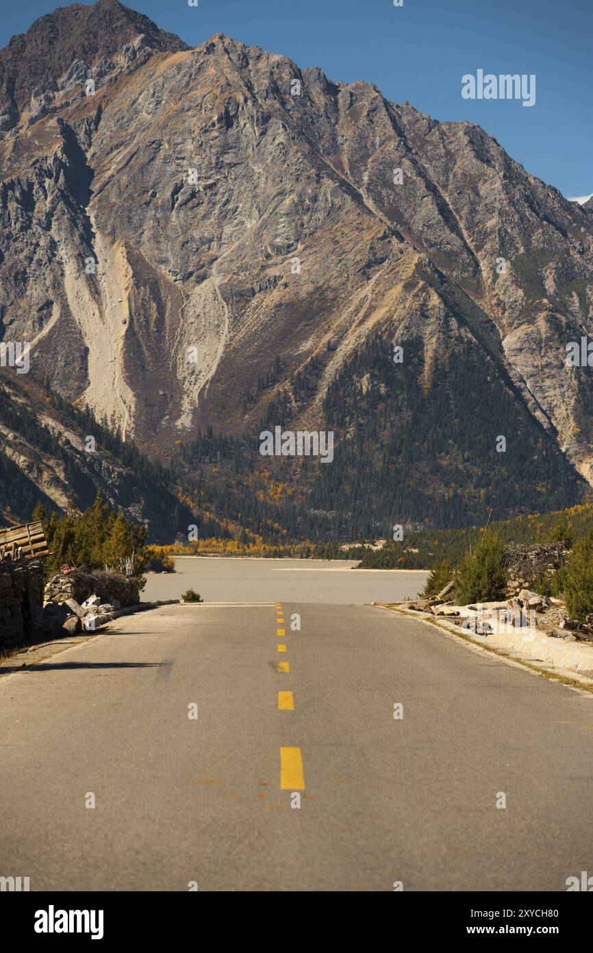 The stunning landscape and mountains around the G318, a rarely traveled ...