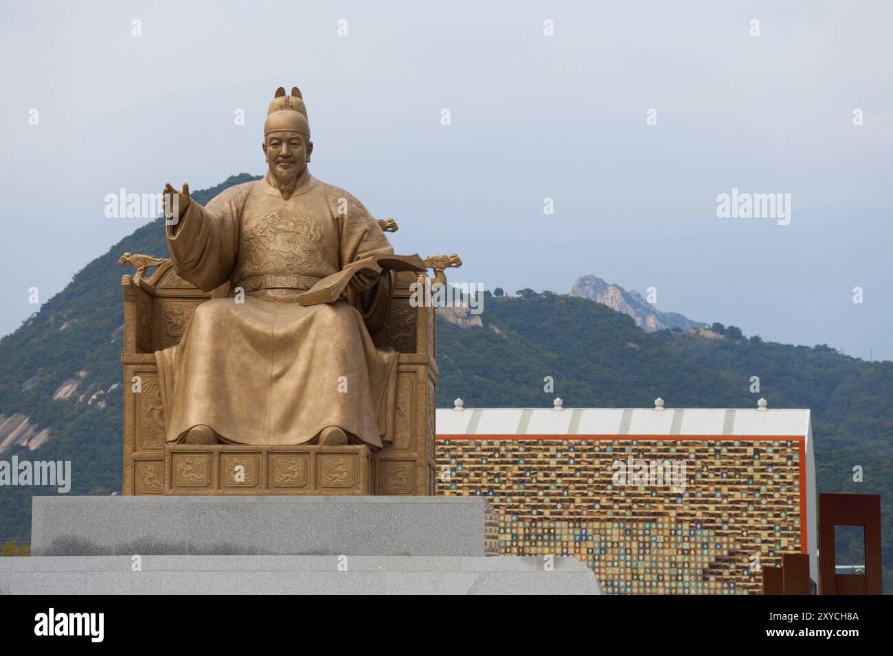 A statue of King Sae Jong Dae in front of the Gyeongbokgung palace ...