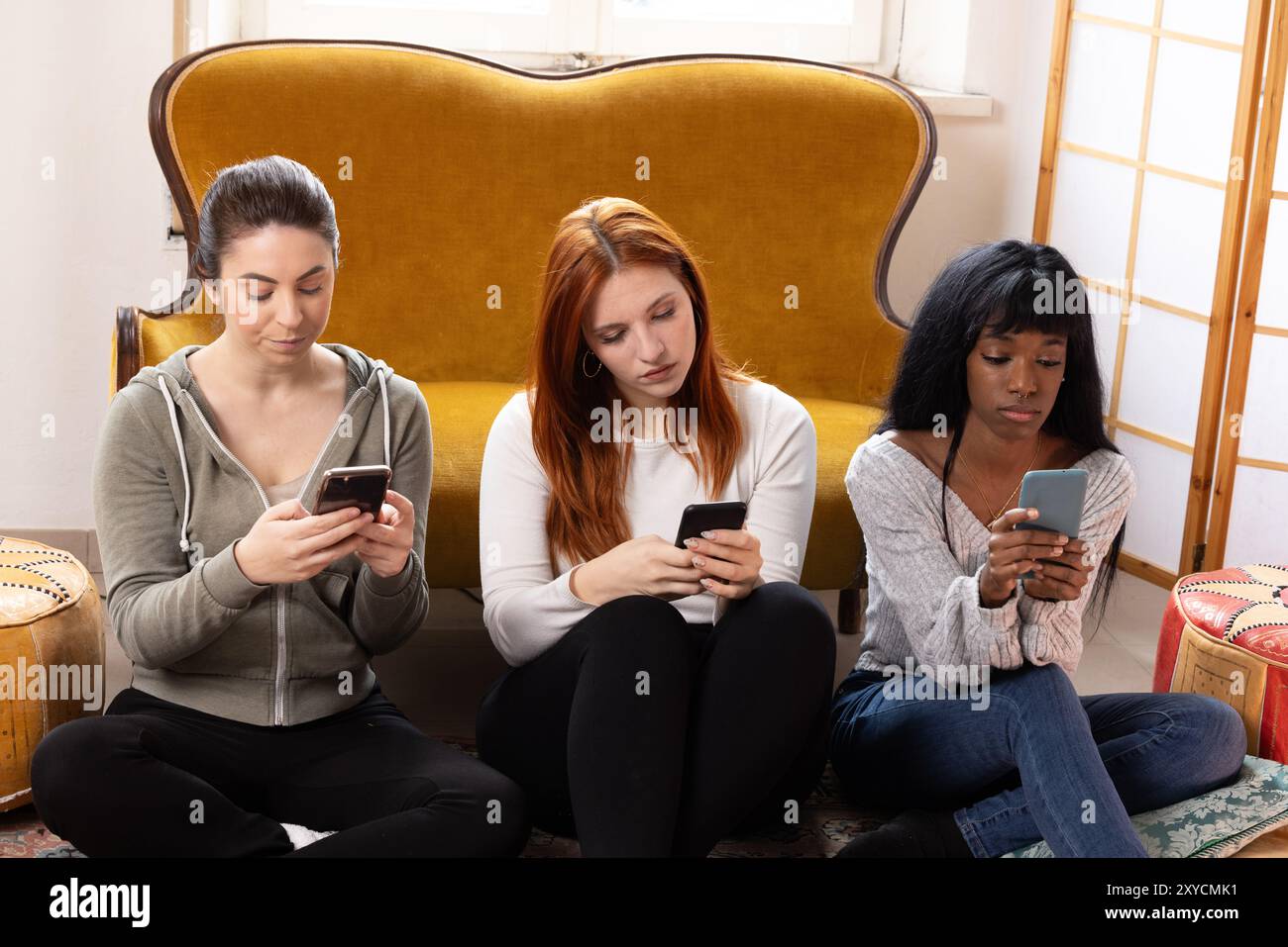 Ignoring friends mobile hi-res stock photography and images - Alamy
