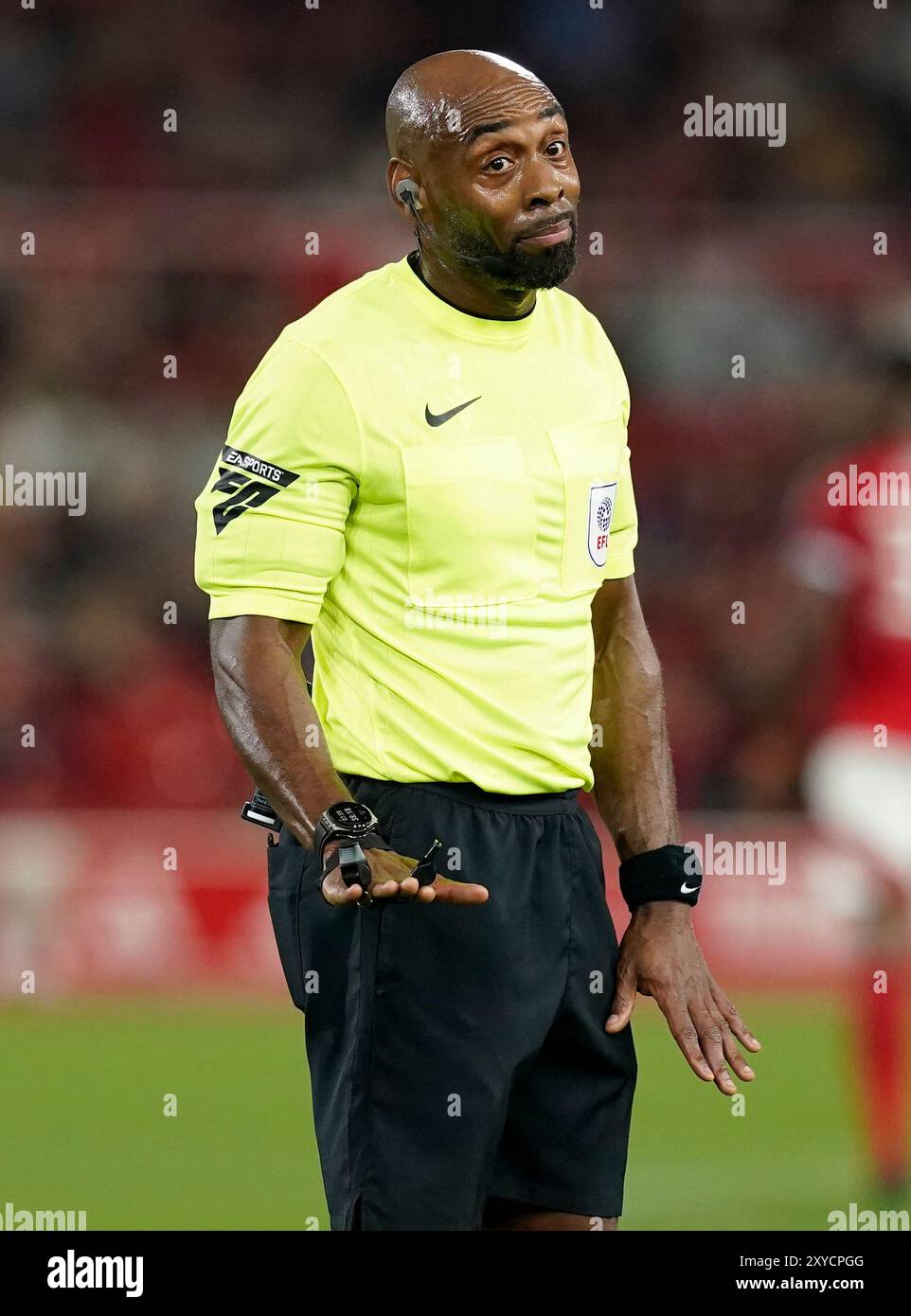 Football referee sam allison hi-res stock photography and images - Alamy