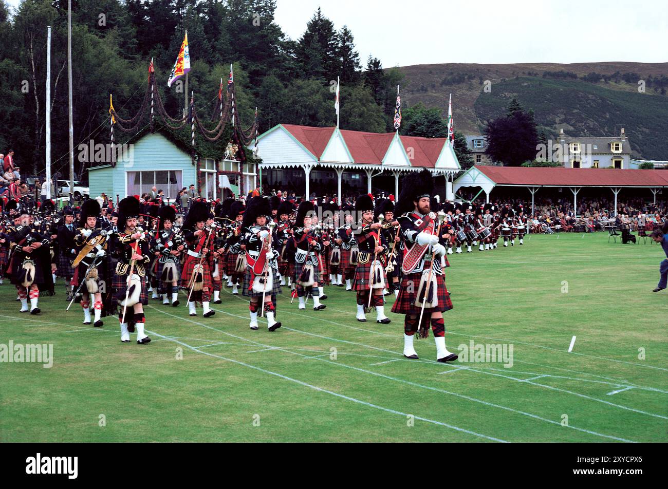 Scotland. Braemar Gathering. Massed Pipe band marching Stock Photo - Alamy