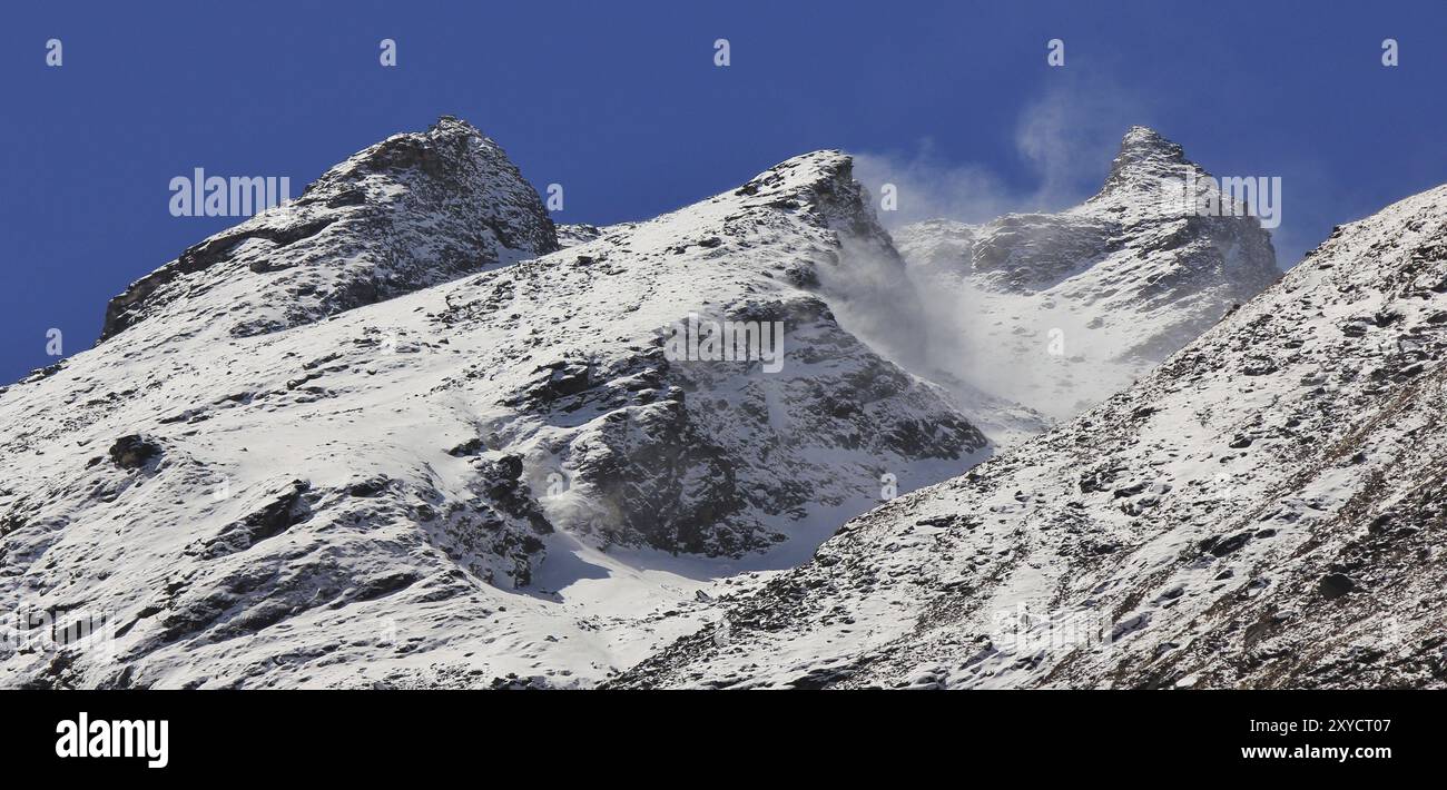 Strong winds blowing snow over mountain peaks in the Himalayas Stock ...