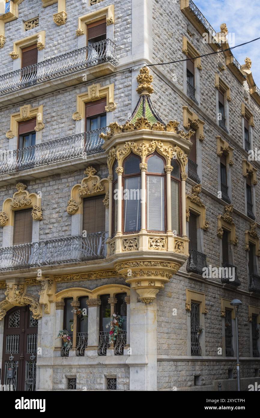 Prestigious house with Art Nouveau facade and bay window on the Rambla ...