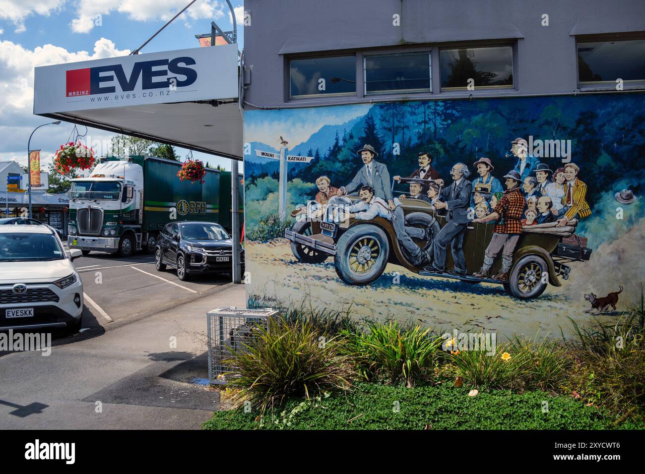 Open air art - one of the many murals in Katikati, known as the mural ...