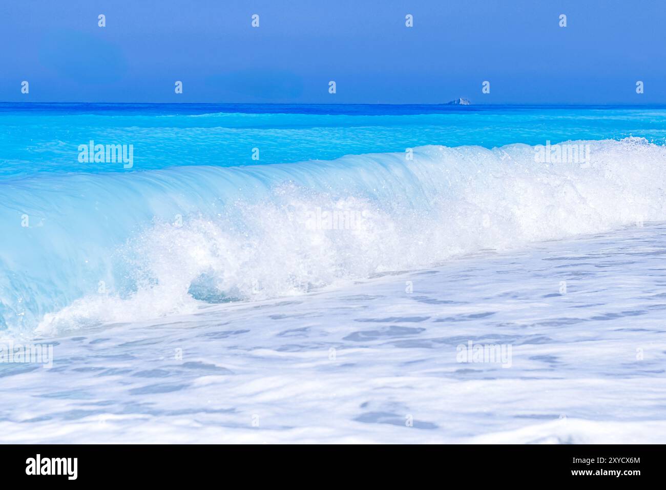 Seashore waves hi-res stock photography and images - Alamy