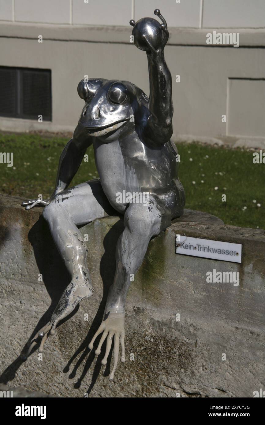 Metallic frog hi-res stock photography and images - Alamy