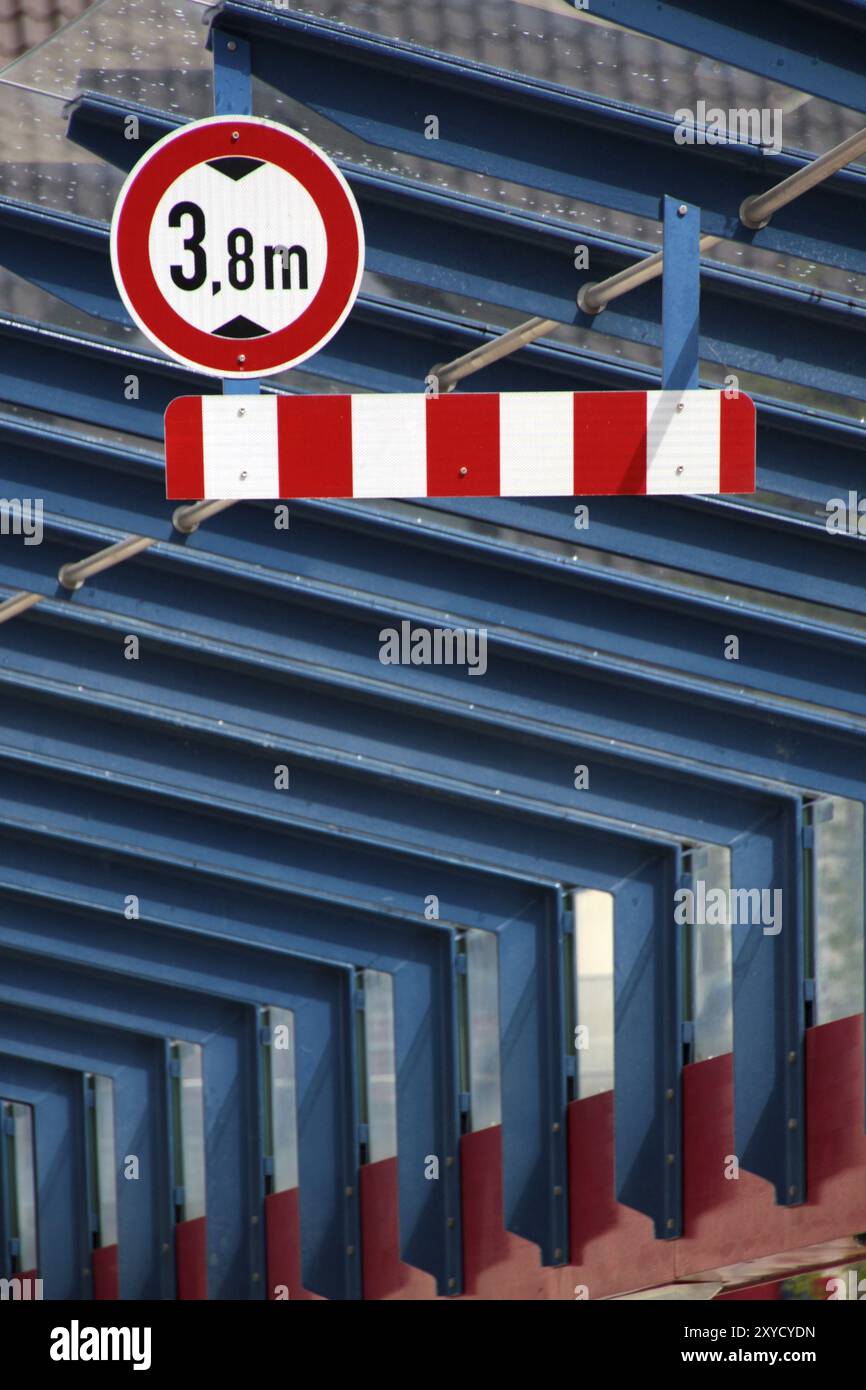 Height limit sign Stock Photo - Alamy