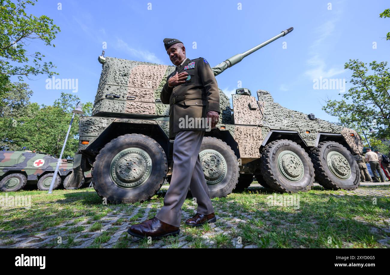 Commander self propelled artillery hi-res stock photography and images ...