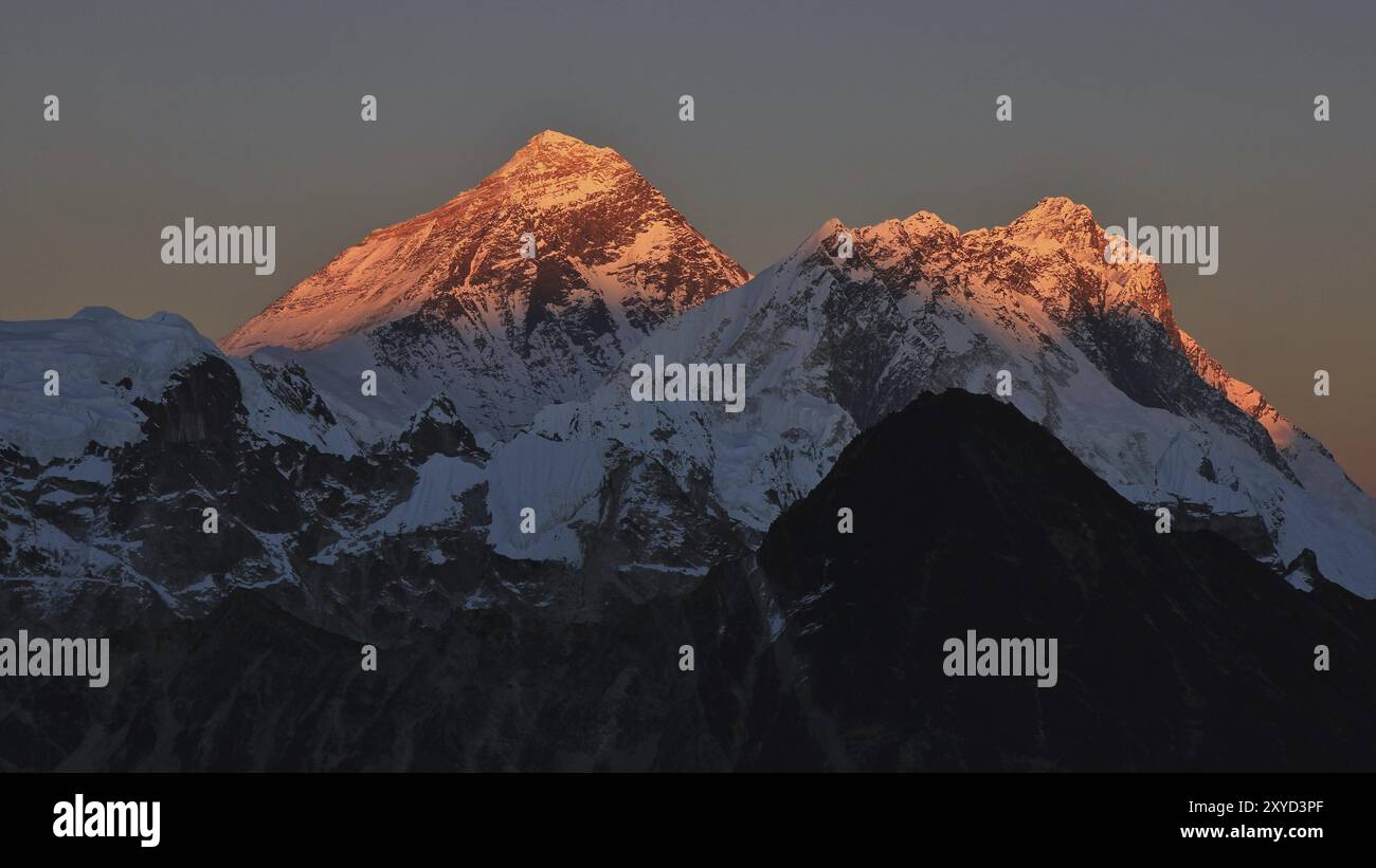 Sunset over everest mountain hi-res stock photography and images - Alamy