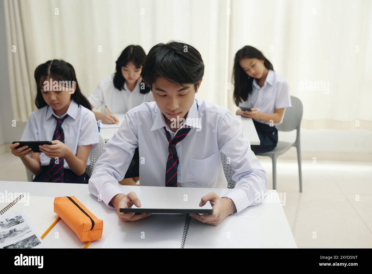 Students using tablets classroom hi-res stock photography and images ...