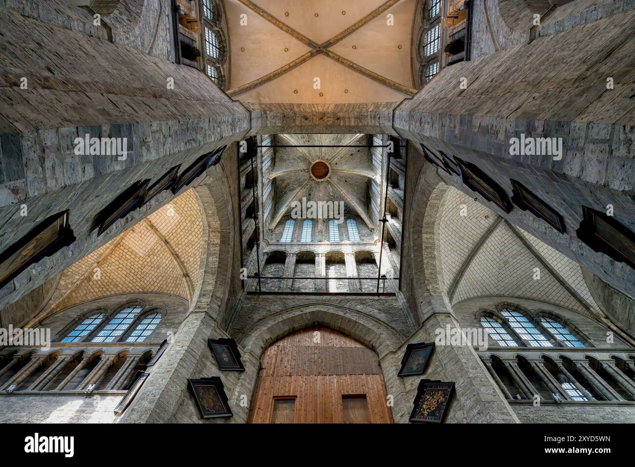 Gothic vaulted ceiling nave hi-res stock photography and images - Alamy
