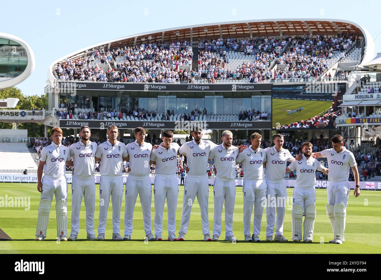 Cricket team line up hi-res stock photography and images - Alamy