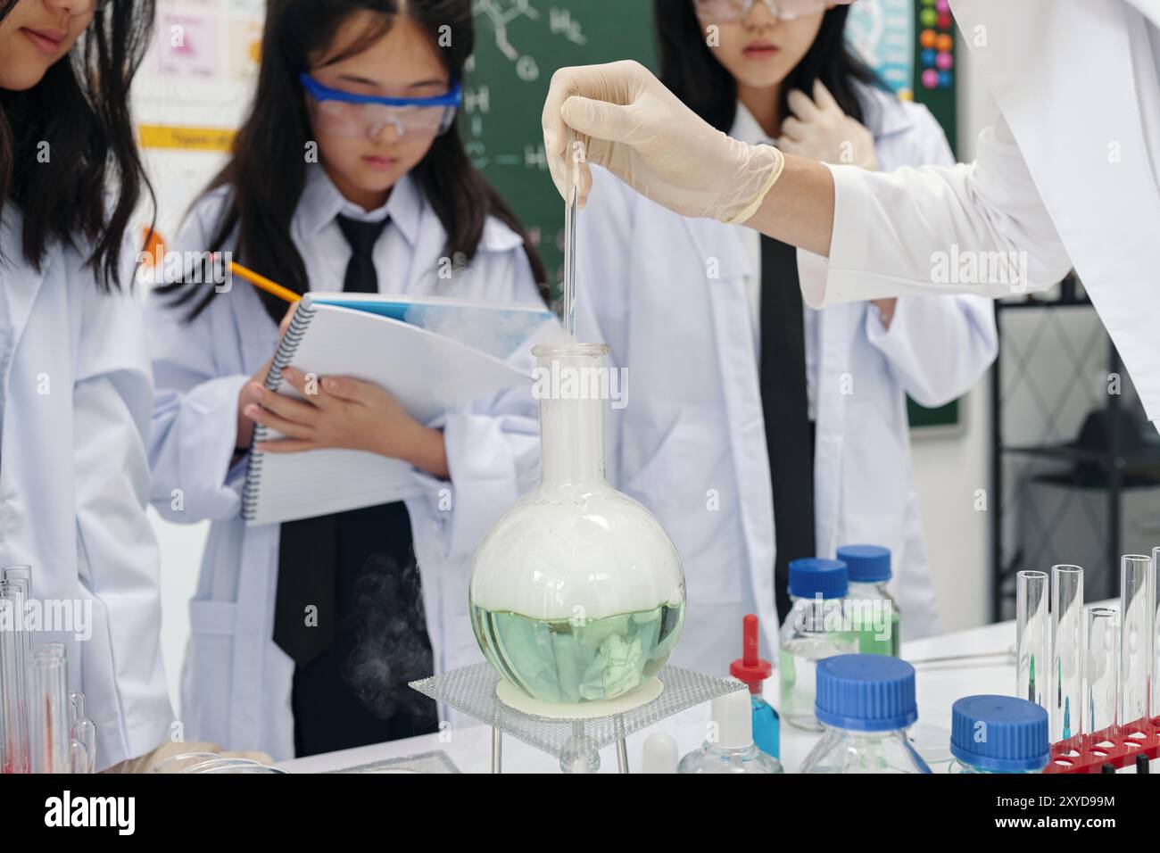 Students performing experiment hi-res stock photography and images - Alamy