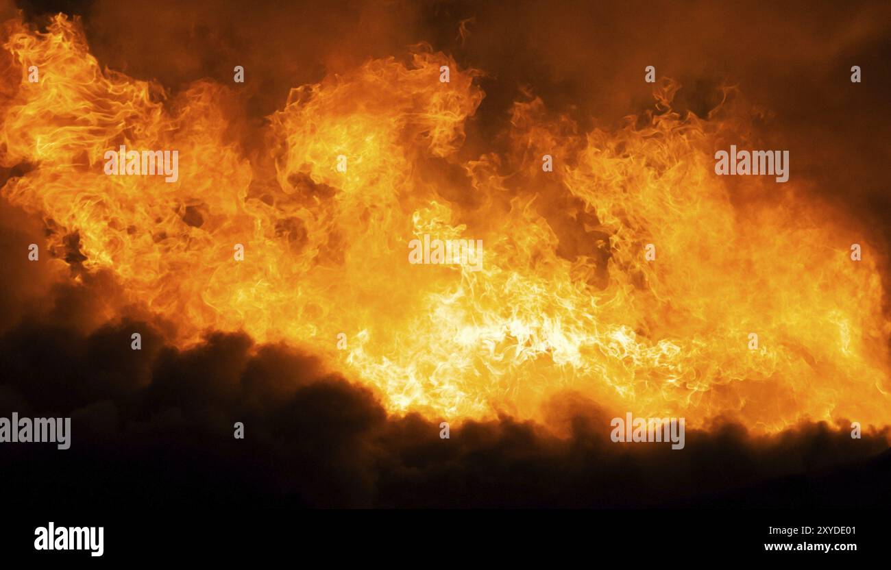 House on fire roof flames hi-res stock photography and images - Alamy