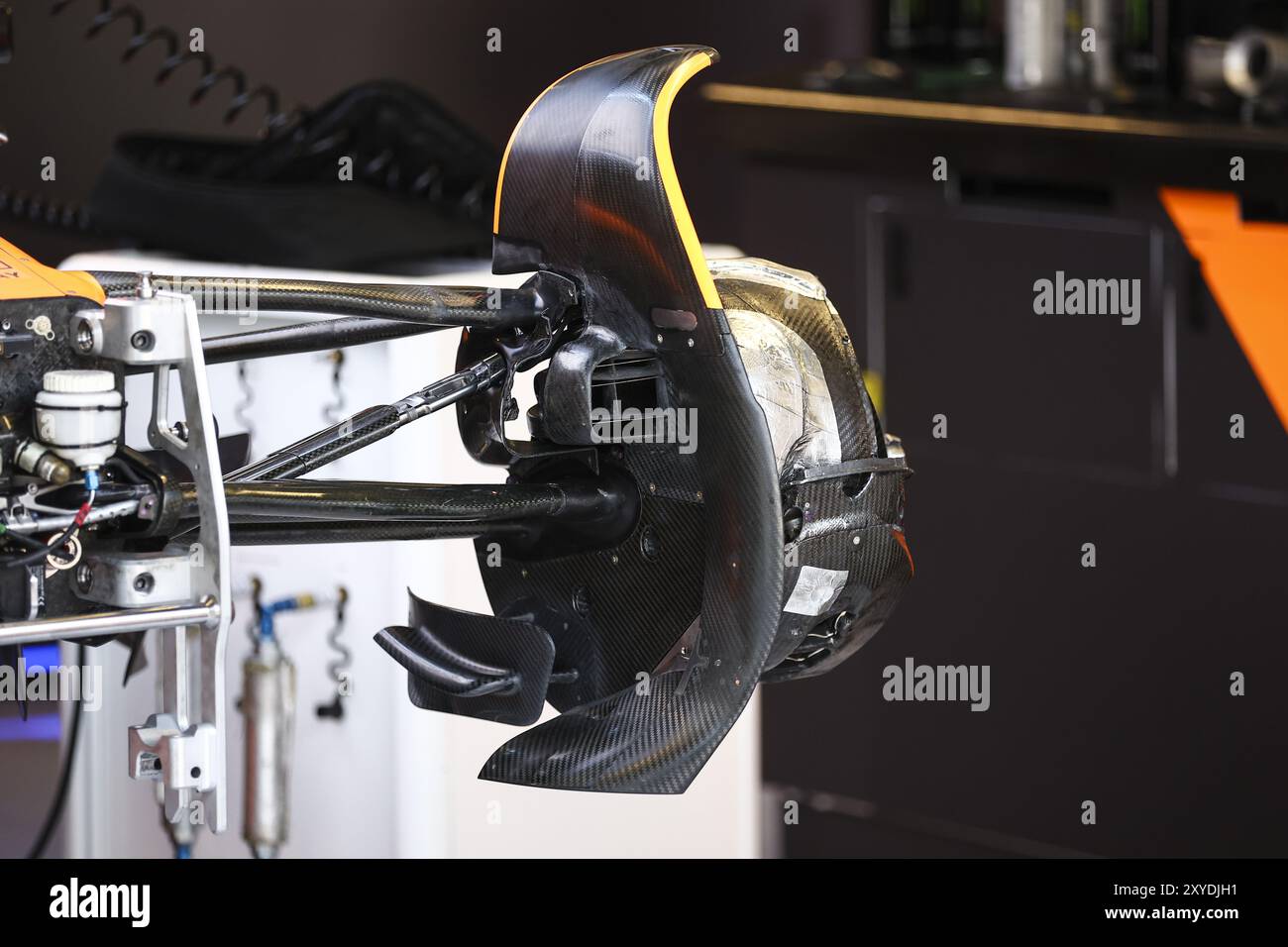 McLaren F1 Team MCL38, mechanical detail front brakes, freins, ducts ...