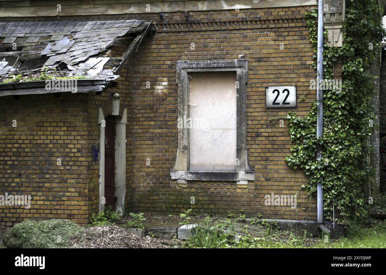 Ruined housees hi-res stock photography and images - Alamy