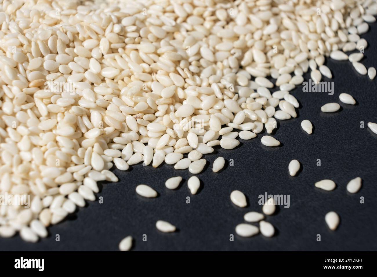 Macro kernels of white roasted sesame seeds Stock Photo - Alamy