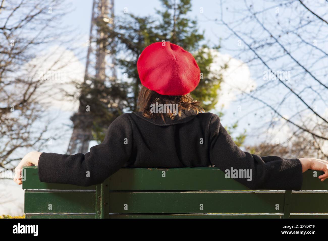 Young woman with a beret and the eiffel tower hi-res stock photography ...