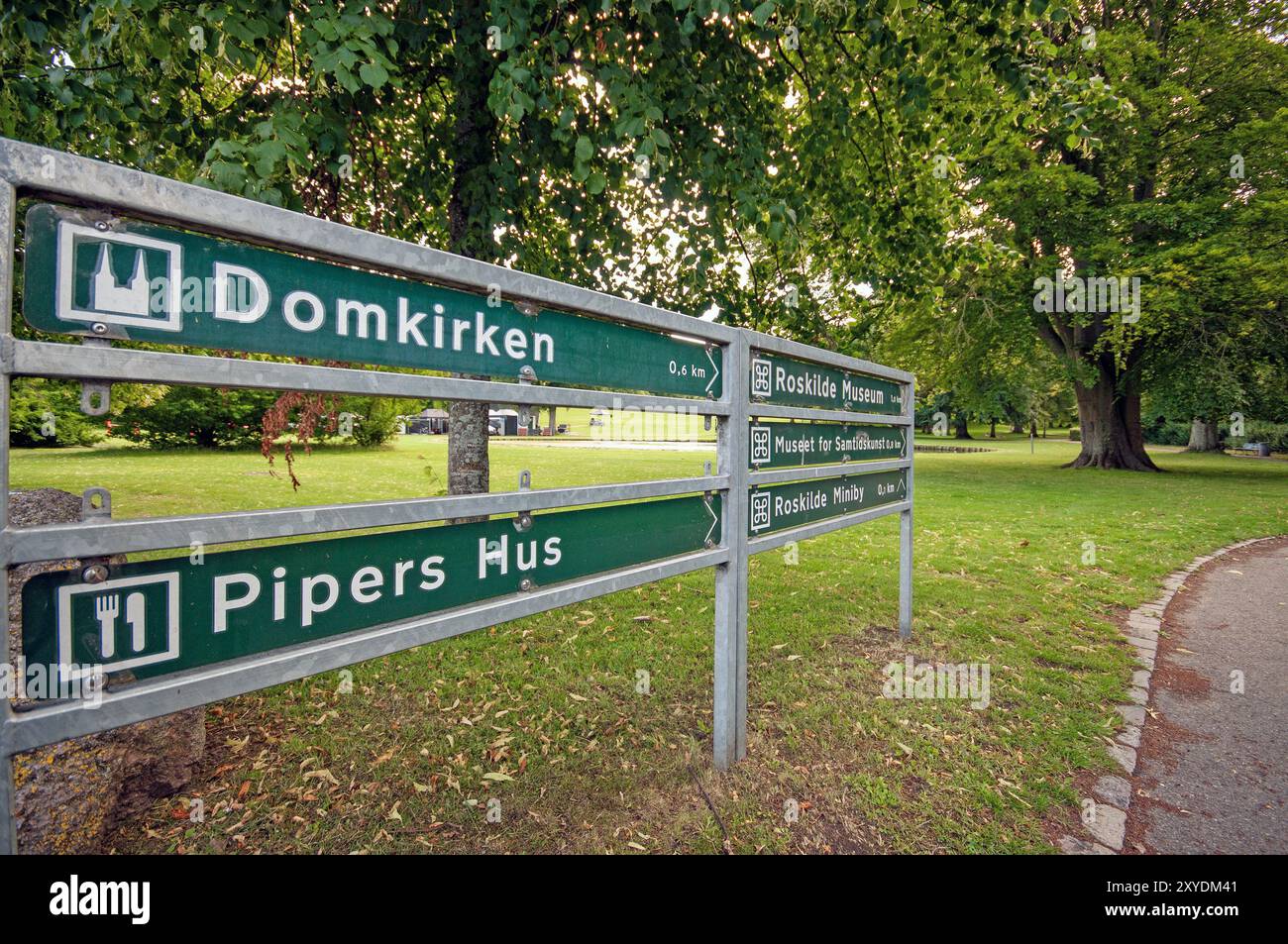 Direction sign to park attractions hi-res stock photography and images ...
