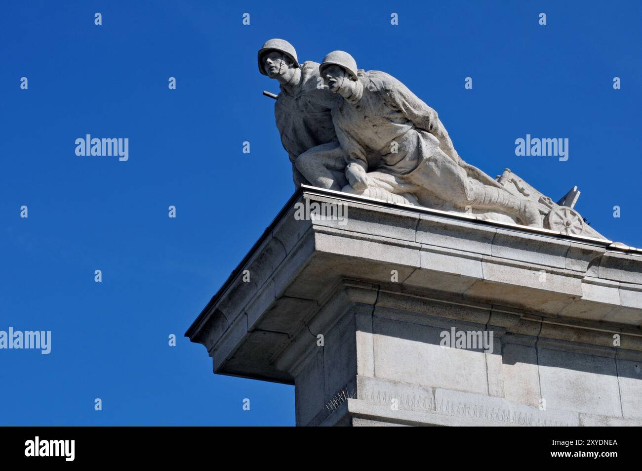 Sculptures at the Soviet War Memorial in Vienna's Schwarzenbergplatz ...