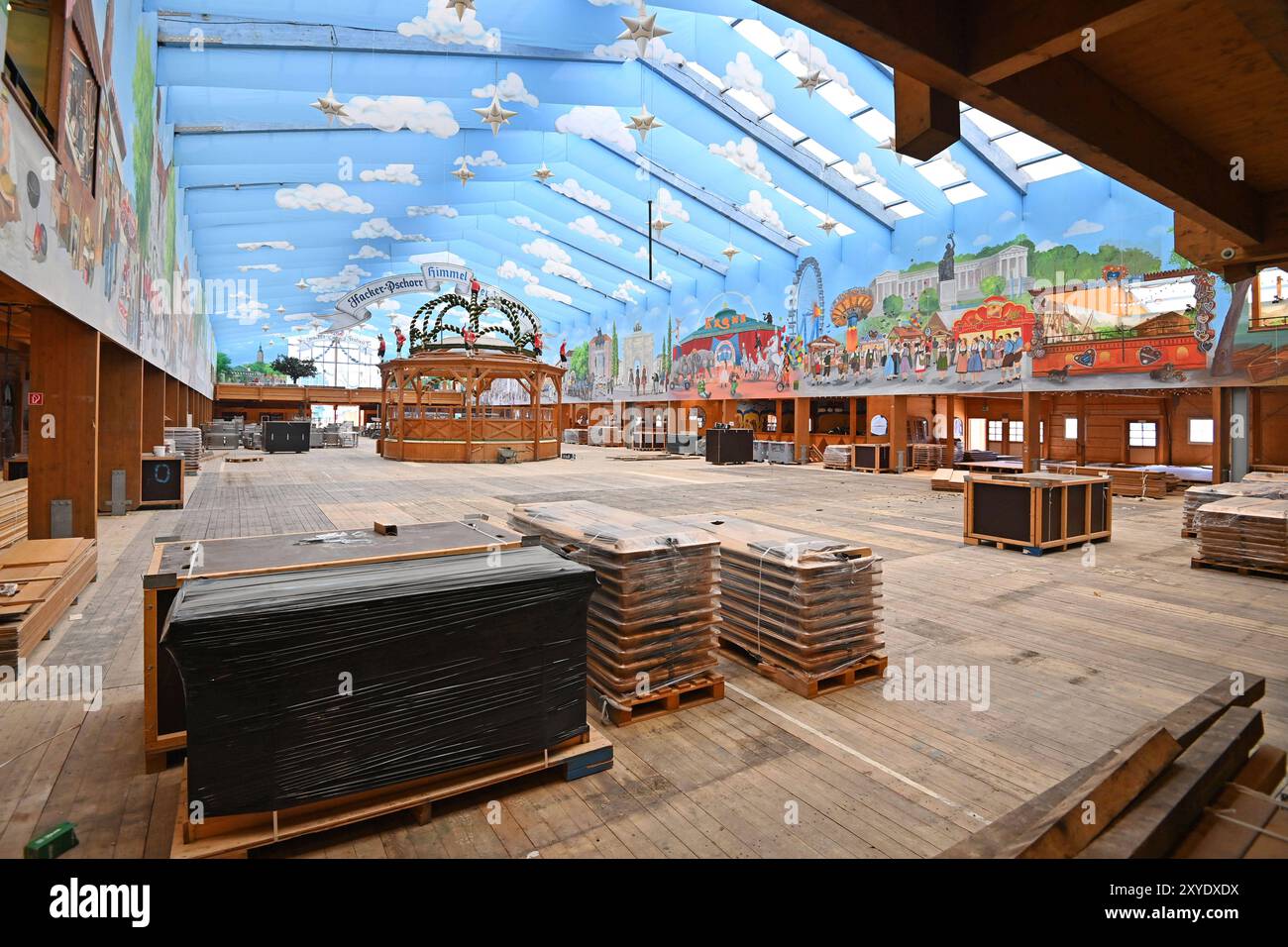 Oktoberfest Aufbau der Zelte auf dem Festgelaende Theresienwiese in den ...