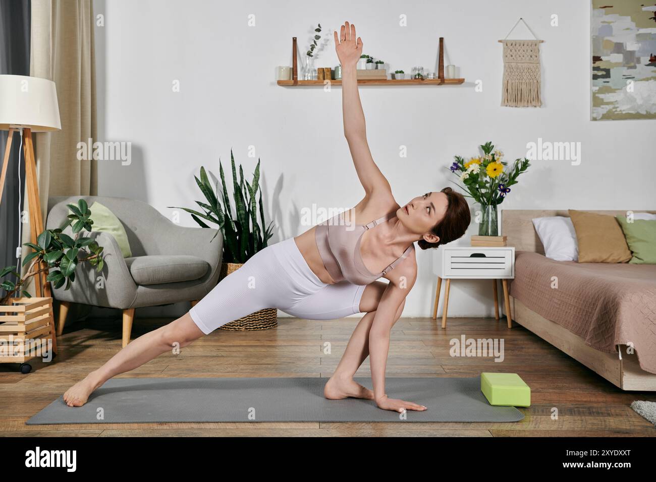Minimalist room yoga hi-res stock photography and images - Alamy