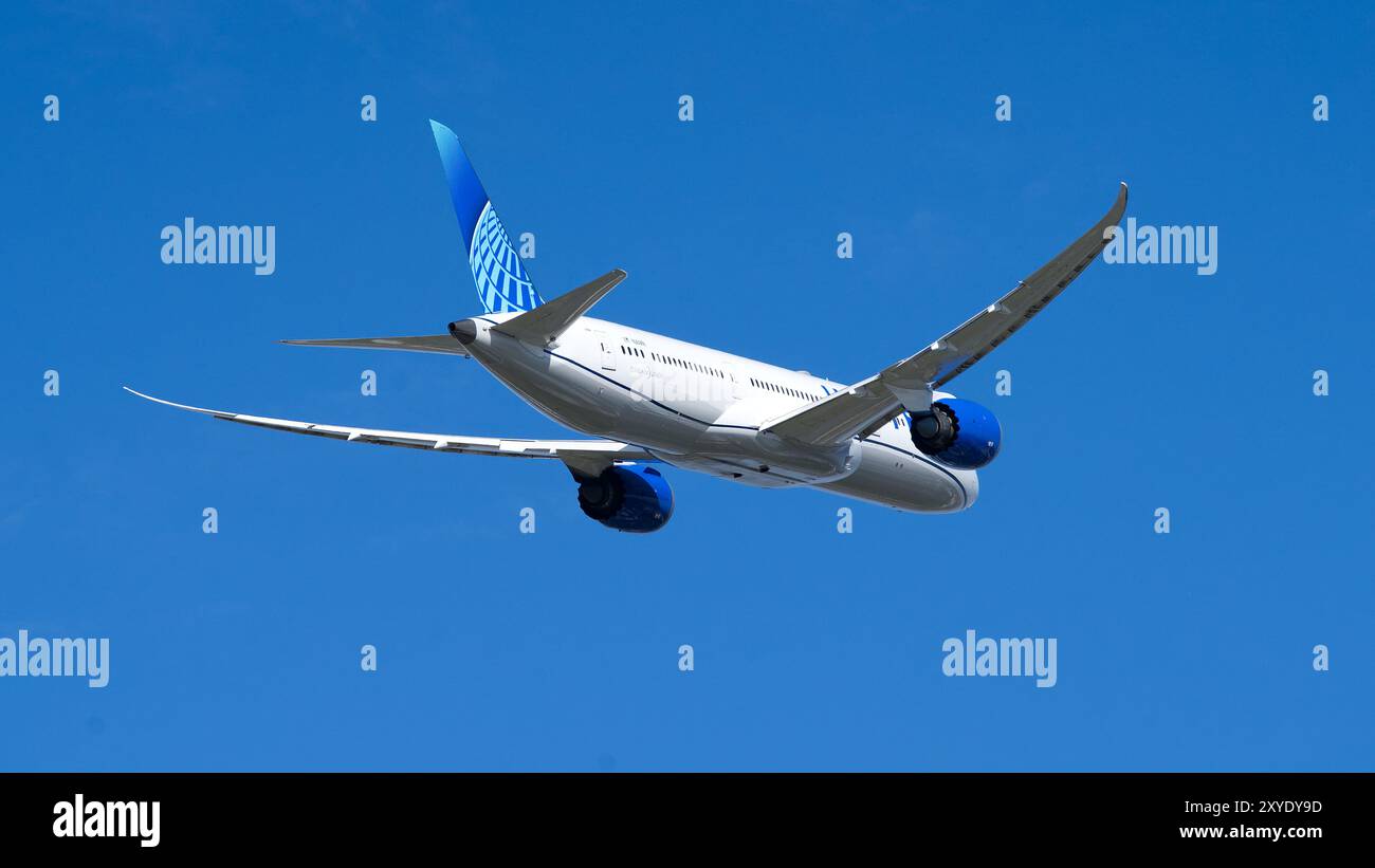 United Airlines Boeing 787-9 Dreamliner plane departing into a clear ...