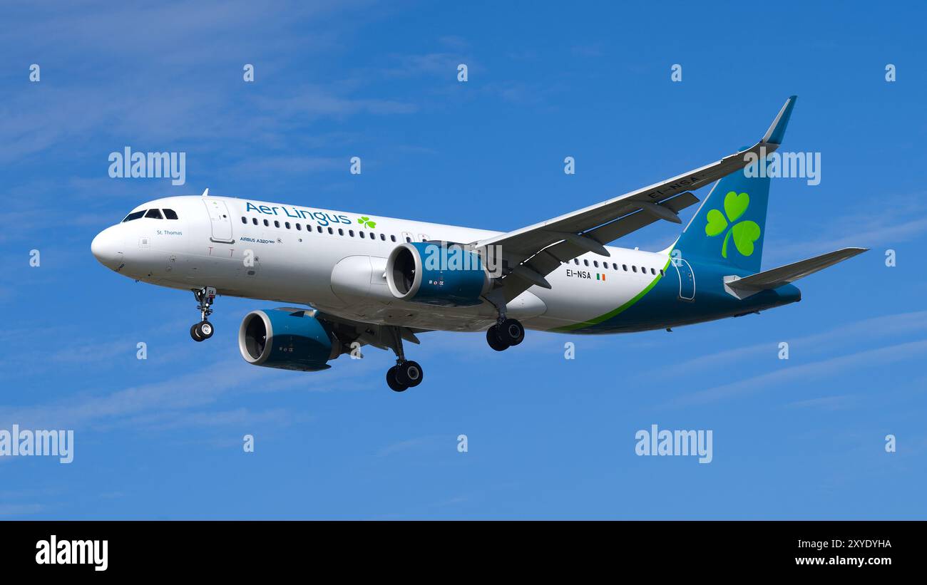 Aer Lingus Airbus A320 landing with a clear blue sky. London - 28th ...