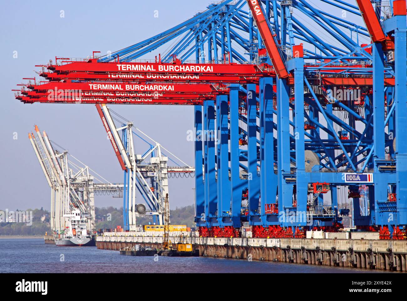 Der HHLA Container Terminal Burchardkai ist die groesste und aelteste ...