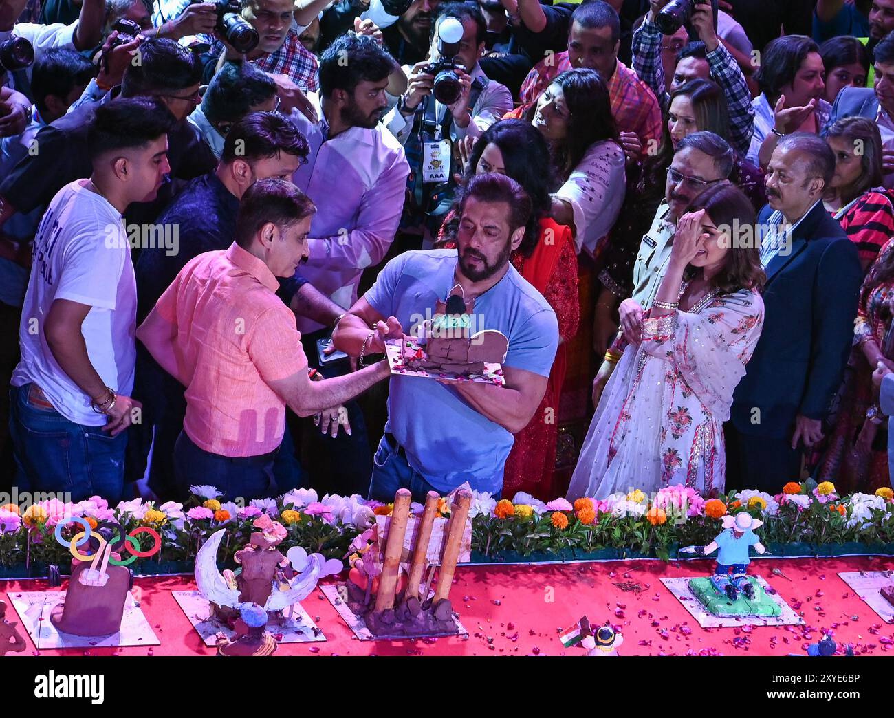 MUMBAI, INDA - AUGUST 28: Bollywood actor Salman Khan, Mumbai Police ...