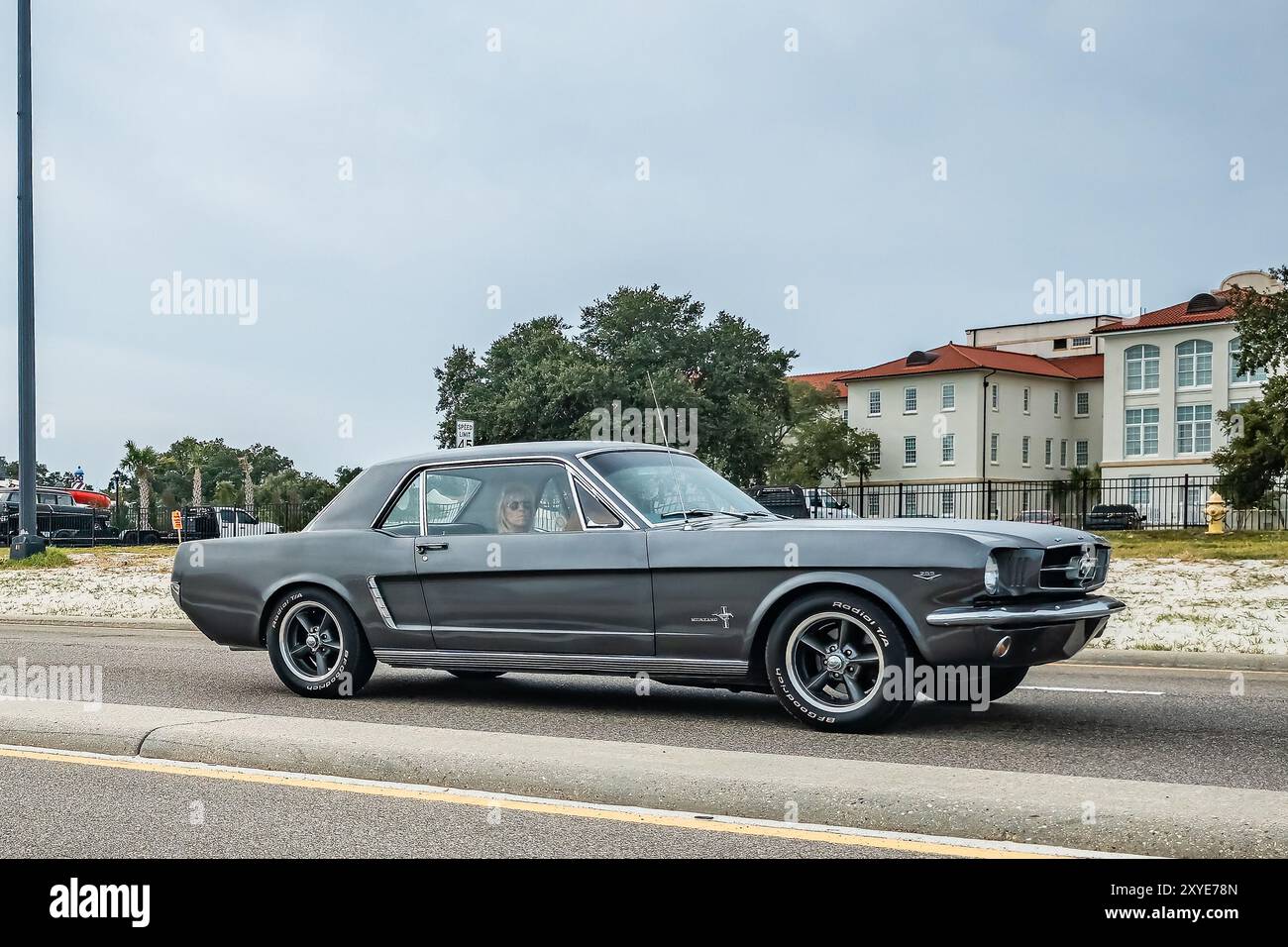Side view of ford mustang hi-res stock photography and images - Alamy